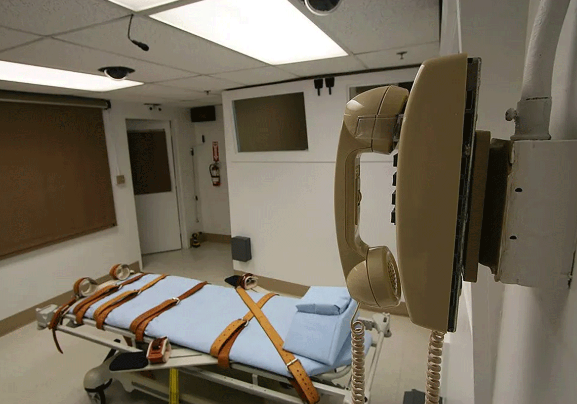 Hebrew News - רגע לפני שהרעל הוזרק לגופו, הוא עצם את עיניו בפעם האחרונה מול הצופים מבעד לזכוכית ...