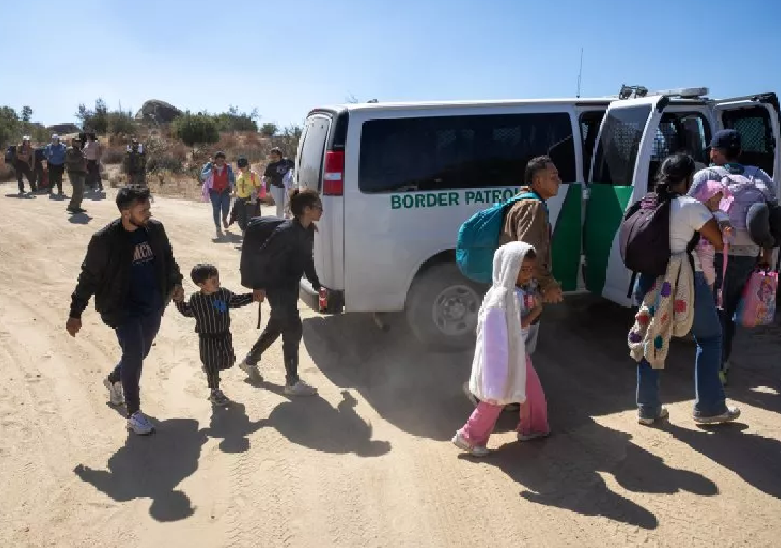 Hebrew News - ארה"ב ראתה את הזינוק השנתי הגדול ביותר באוכלוסיית המהגרים ב-20 שנה האחרונות