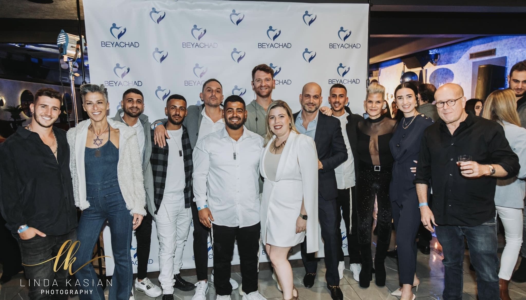 Hebrew News - ניצולי פסטיבל הנובה הגיעו להדליק נר חנוכה בלוס אנג׳לס