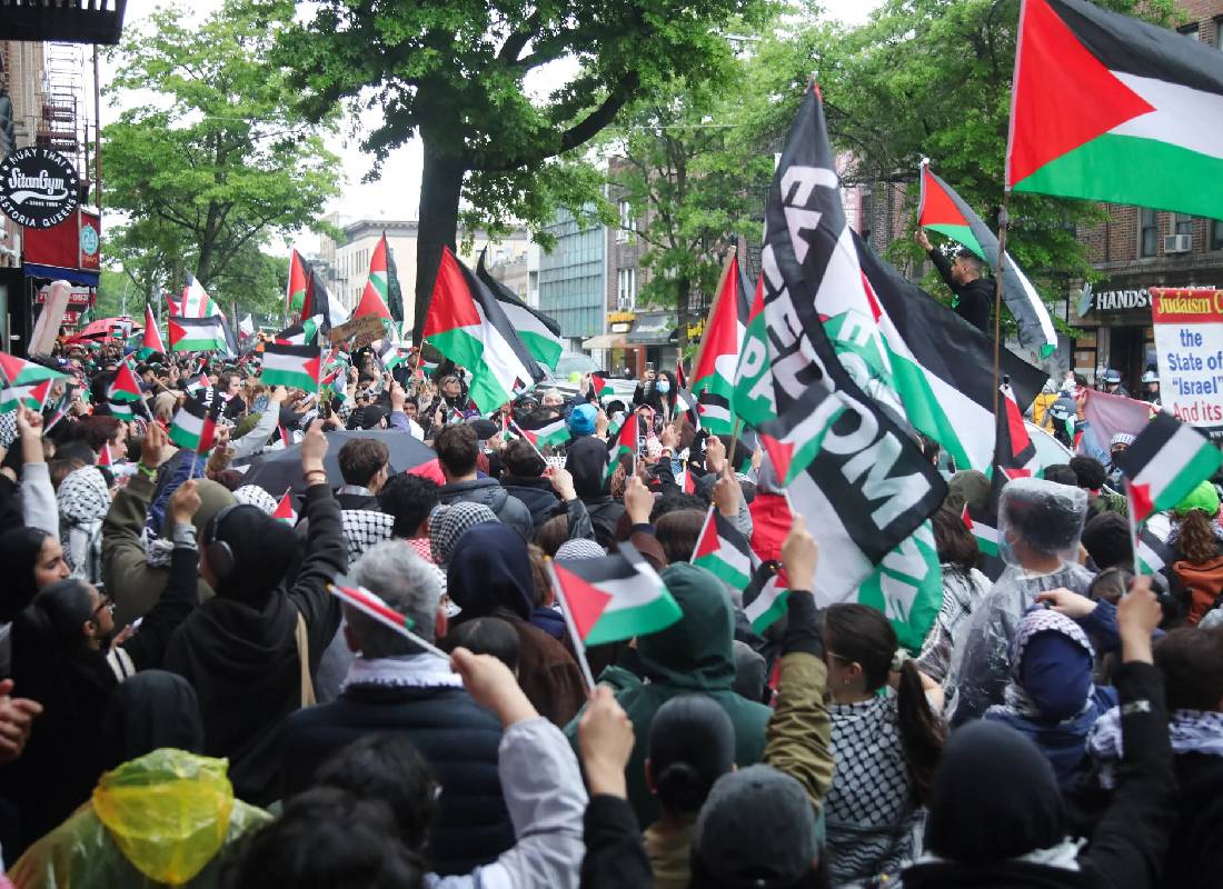 Hebrew News - טראמפ חותם על צו נשיאותי: תומכי חמאס יגורשו מארה"ב